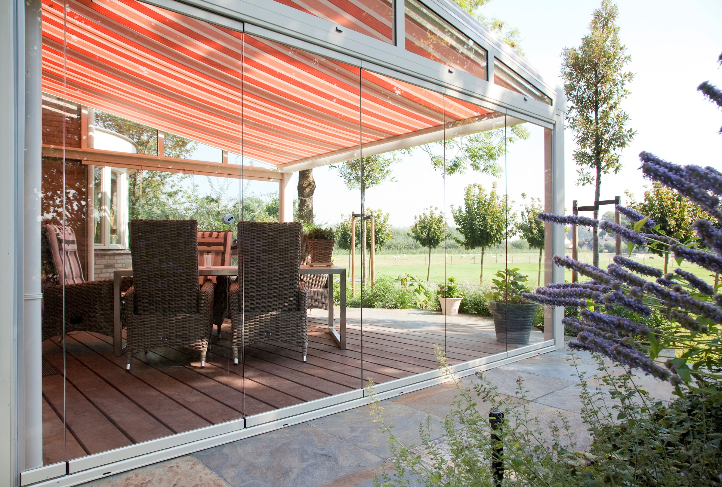 Terrasoverkapping van Ambiance. De Grootste in Zonwering.